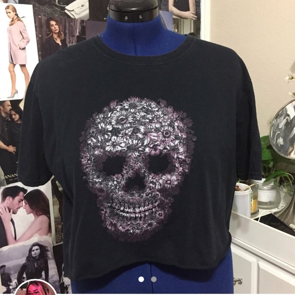 Gildan | Tops | Floral Skull Cropped Tee | Poshmark